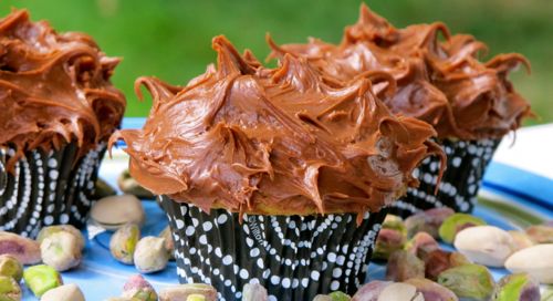 Book Review – Hello Cupcake! – Gazing In